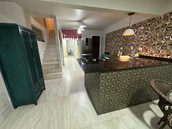 Sobrado 3 Quartos, Deck E Wi-fi, 1 Quadra Do Mar. - Matinhos