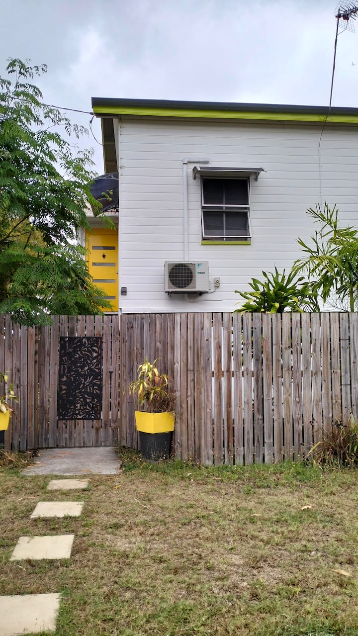 House At Bungalow 2km From Cairns Central. - Cairns