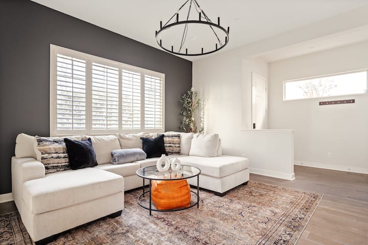 Luxury 3b Great Park Home | Near Parks And Pools - Irvine, CA