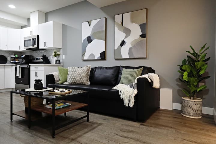 Queen Bed|near Airport|kids Playground|disney+ - Edmonton