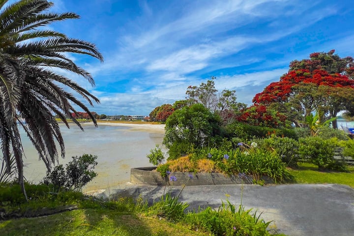 Waterfront Gem One Tree Point NZ - Casas en renta en One Tree Point ...