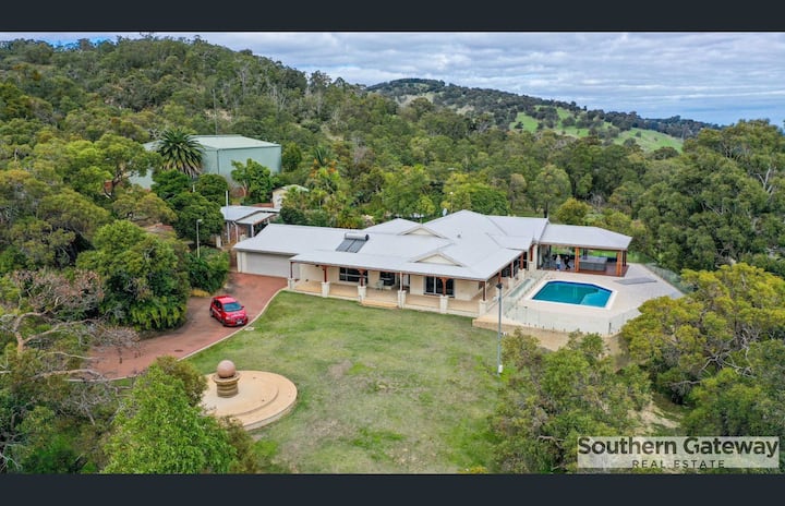 Luxury Country Estate Sleeps 13 - Perth