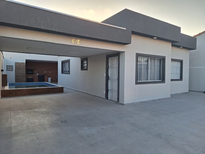 Casa Na Praia Com Piscina E Churrasqueira - Praia Grande