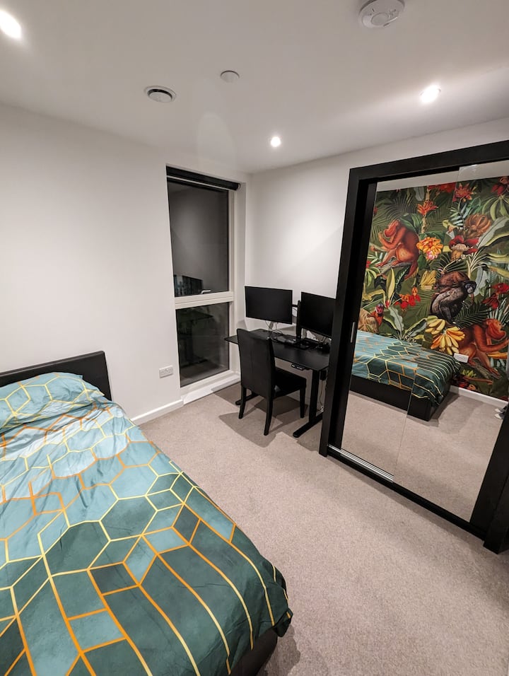Office Commuters Look No Further! Bed-desk-screens - Greenwich