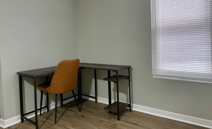 Aksarben Living-close To I-80 & Wfh Desk - Omaha, NE