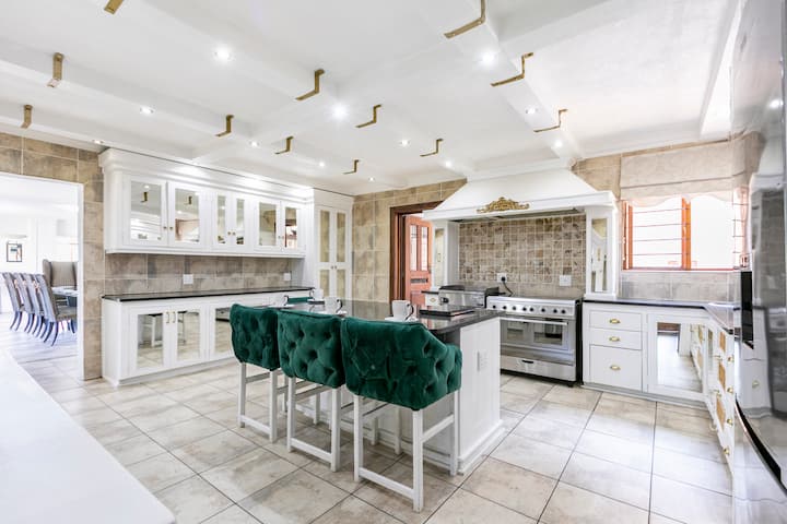 The Luxurious Bishop Manor Boutique Hotel - Krugersdorp