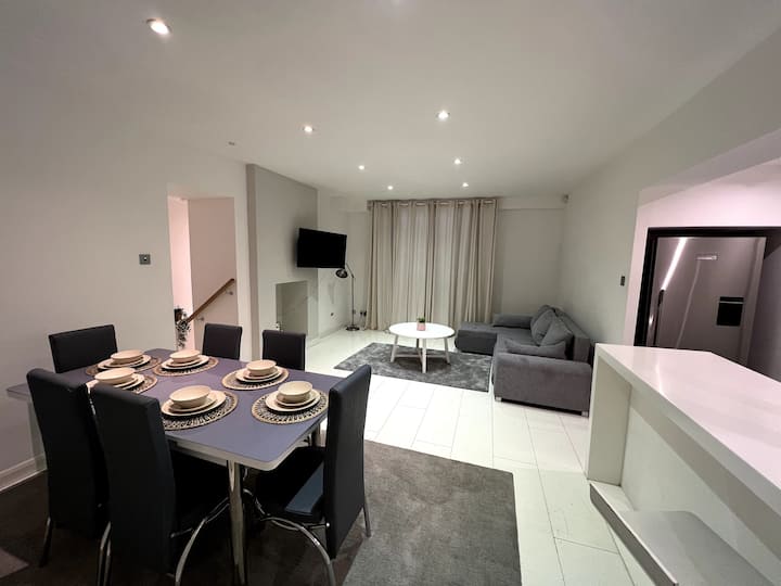 Hyde Park 2 Bedroom Renovated (Near The Station) -