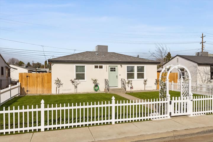 Stay In This Downtown Gem - Bakersfield, CA