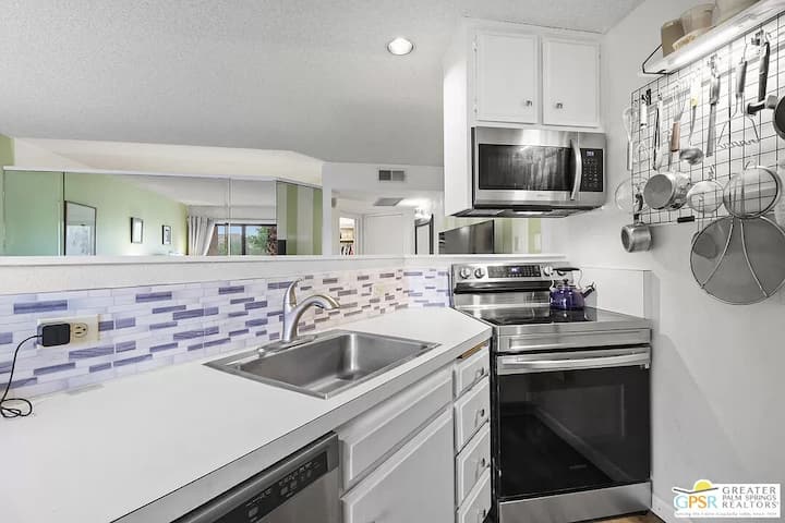 Cozy Central 1-bedroom Apartment - Palm Springs, CA