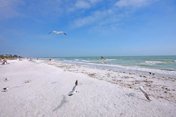 Beachfront Condo, 2bd/2bath Pet-friendly - Sanibel, FL