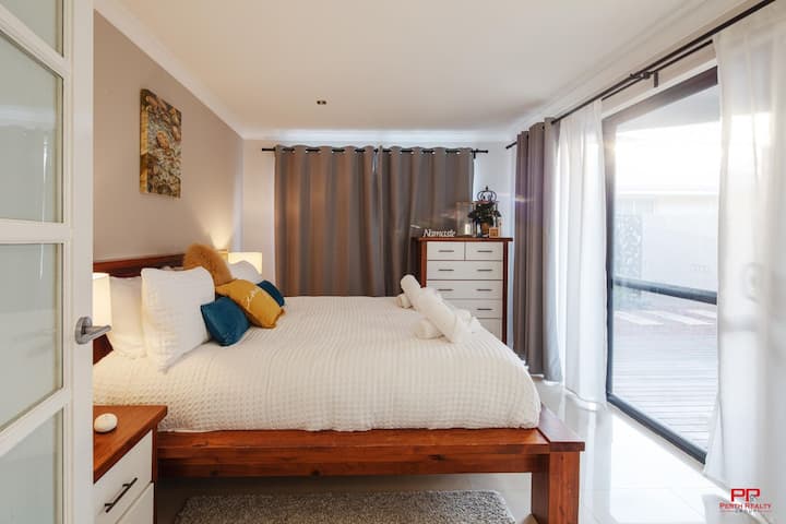 Luxe King Bedroom Retreat - Mandurah