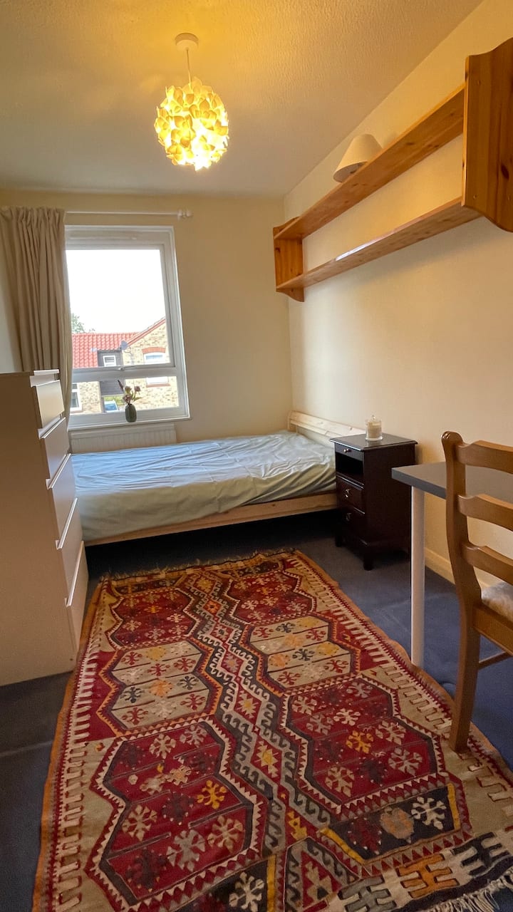 Cosy Bedroom In All Female House - Cambridge