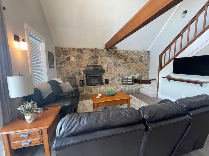 The Deerlick Cabin On 40 Acres! - Hot Springs, VA