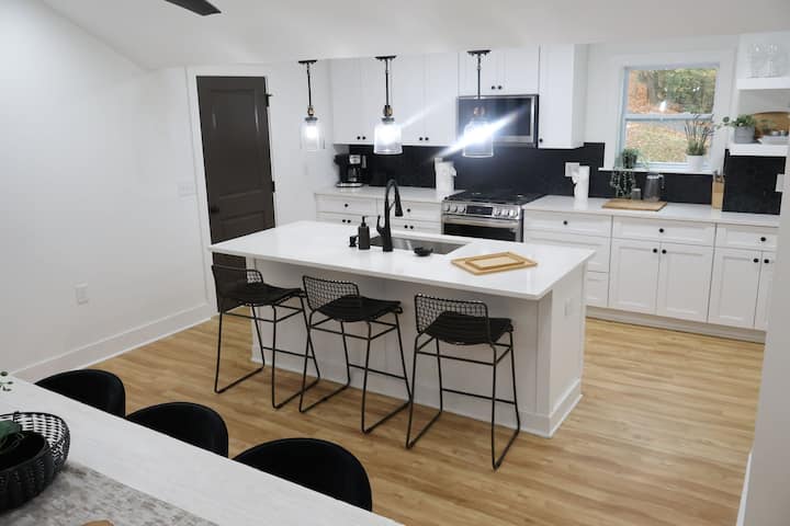 Modern & Spacious 3br, 3ba | Lanier Living - Flowery Branch, GA
