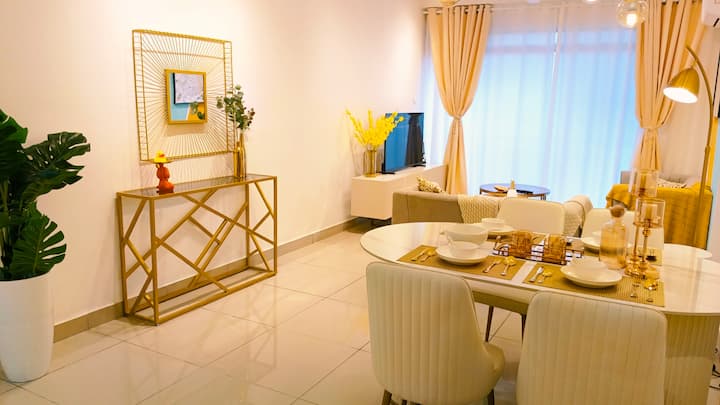 Modern White-yellow 2br5pax Pool Stay Near Ioi/jpo - Kulai