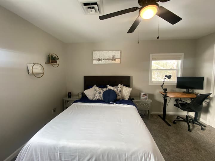1 Room/ Bathroom In Champaign - Champaign, IL