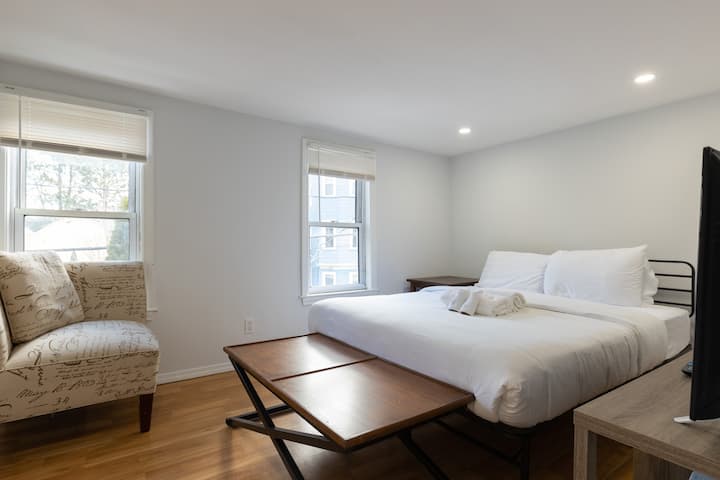 Economy 2 Bed W/ Free Parking - Cambridge, MA