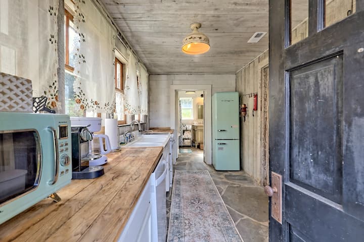 Vintage Cabin In Bryson •Fireplace & Starlink Wifi - Bryson City, NC