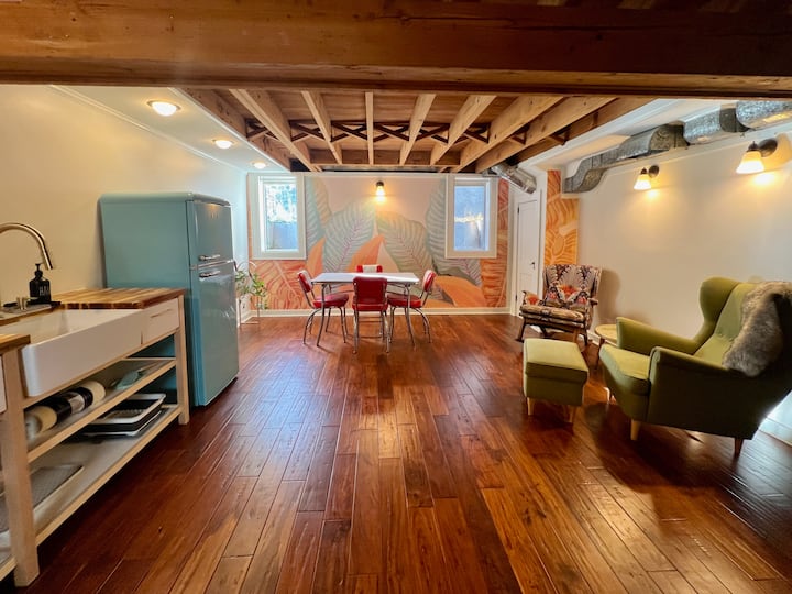 Chic & Spacious Apartment W/lux Steam Shower - Portland, OR