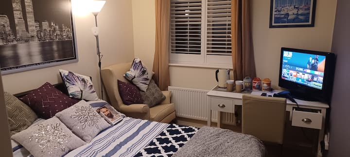 Aylesbury Quiet Double Room & Guest Only Bathroom. - Aylesbury
