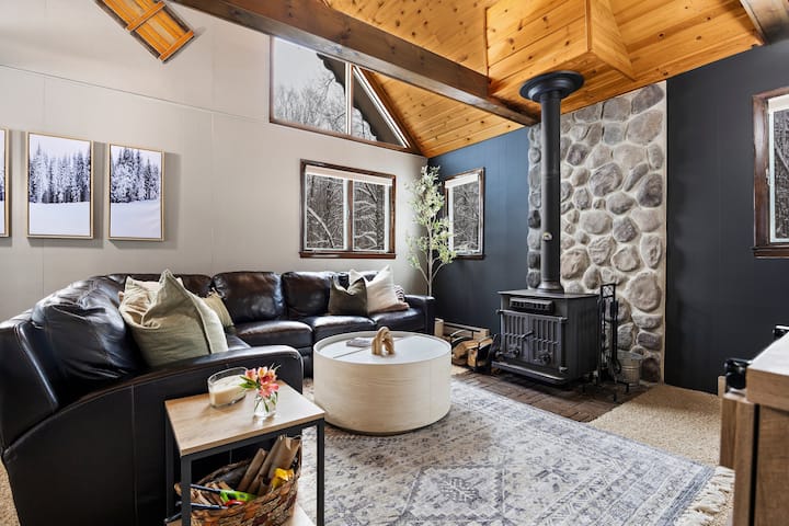 Schuss Chalet Located In Bellaire - Pool & Hot Tub - Michigan