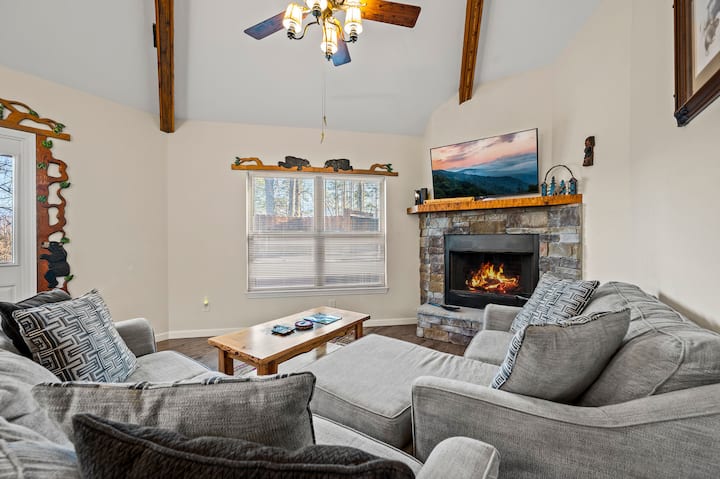 Cozy 2br! 5 Mins To Gatlinburg* Hot Tub+fireplace - Gatlinburg, TN