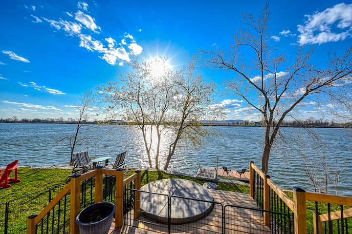 Chalet Sunset : By The Water - Beloeil