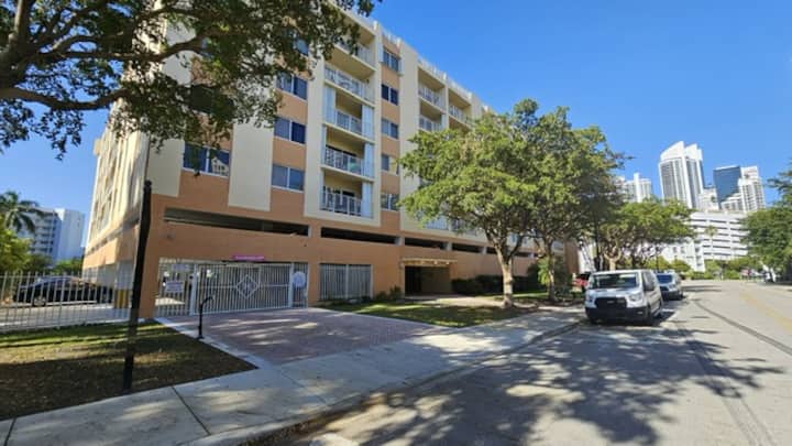 Big Space! Just Steps From The Beach. Str-03208 - Sunny Isles Beach, FL
