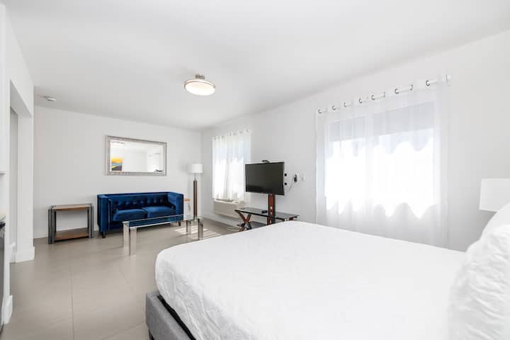 Summer Rental 1 Blk From Beach - North Miami Beach, FL