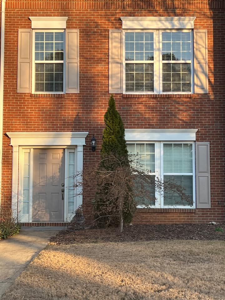 Furnished Home Near Kennesaw St. - Kennesaw, GA