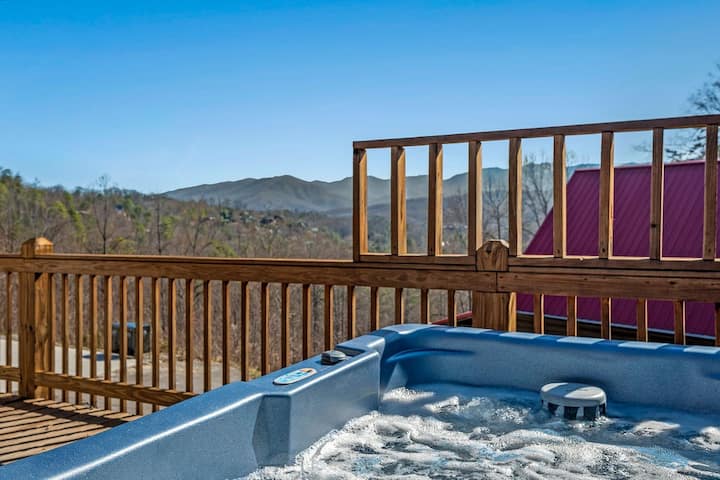 5 Mins To Gburg! Cozy 2br W/hot Tub + Mtn Views! - Gatlinburg, TN