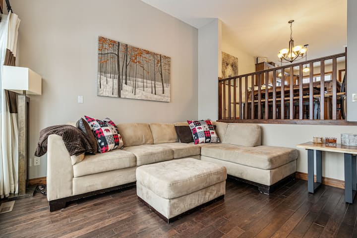 True North Eh-scape | Fireplace | Mountain Views - Radium Hot Springs