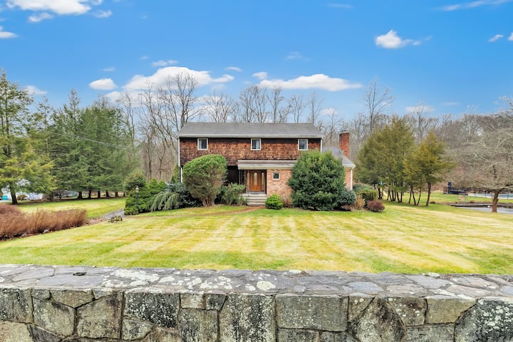 Beautiful 4 Bedroom Colonial - 新迦南