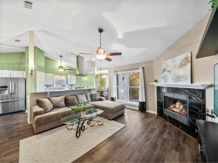 Spacious, Queen Beds, Private Deck & 2 Car Garage - McKinney, TX