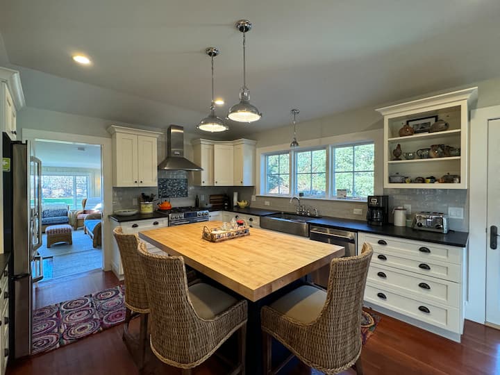 East Chop & Downtown Oak Bluffs! - Oak Bluffs, MA