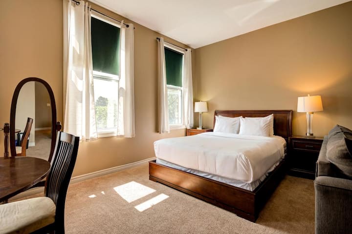 The Avonlea Inn Deluxe Suite - Stratford