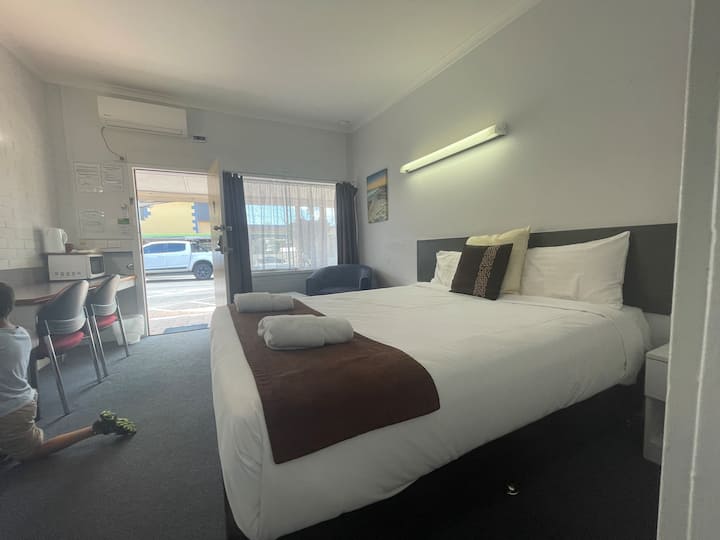 Queen Unit At A Maryborough Motel - Maryborough