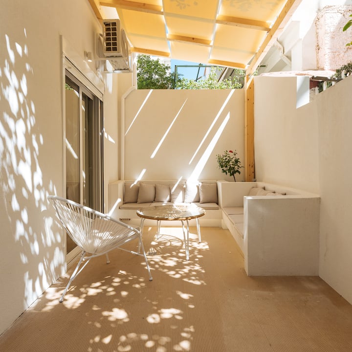 Sunshine Courtyard Near The Acropolis - Athen