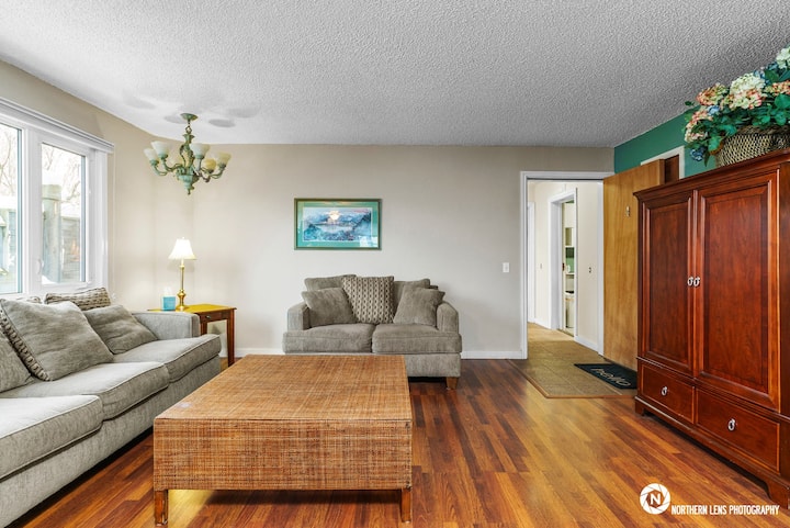 Downtown Urban Retreat Sleeps 4 King Bed - Anchorage, AK