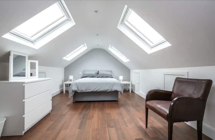 Large Modern Apartment 12mins Walk Tube Sleeps 16 - Chingford