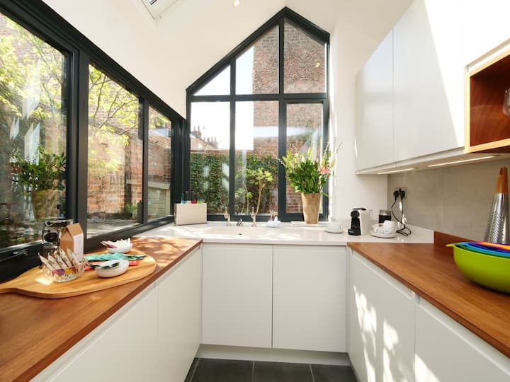 Courtyard Cottage Within City Walls - With Parking - York