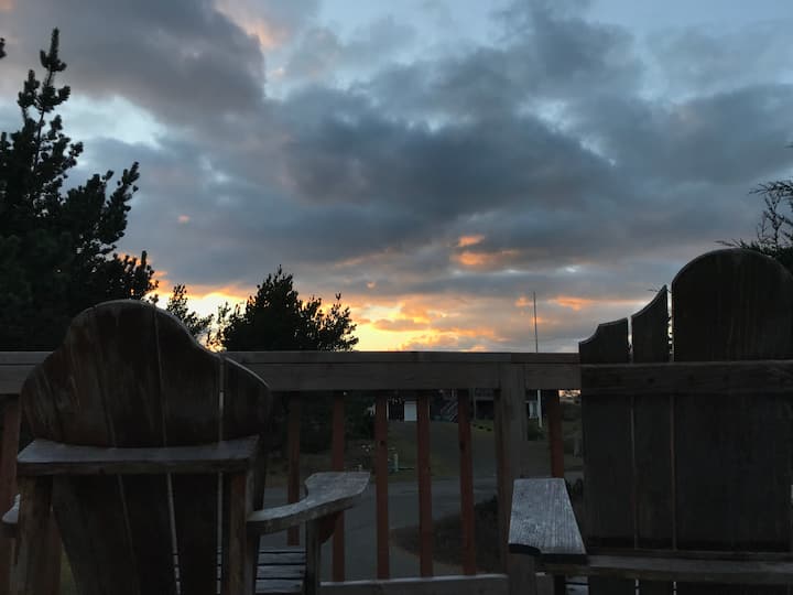 Ocean Sounds | Sunset Balcony | King Bed | Pets Ok - Ocean Park, WA