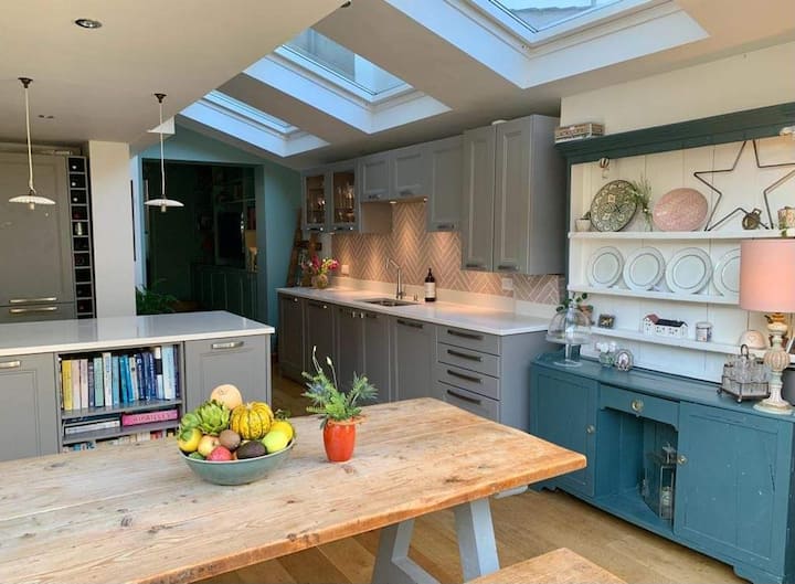 West London Family Home 4-8 Guests, Parking - Central London