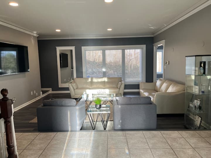 D - Private Bedroom With En-suite Bath - Waterloo