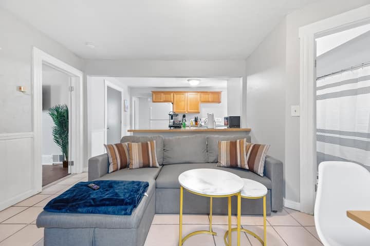 4 Large Tv | Little Italy | Bunk Beds | No Parking - エリー湖, PA