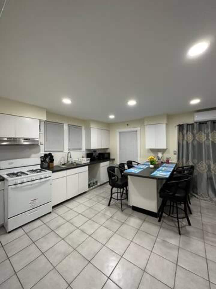 Nice Hicksville King Bed Wide Private Room - Huntington, NY