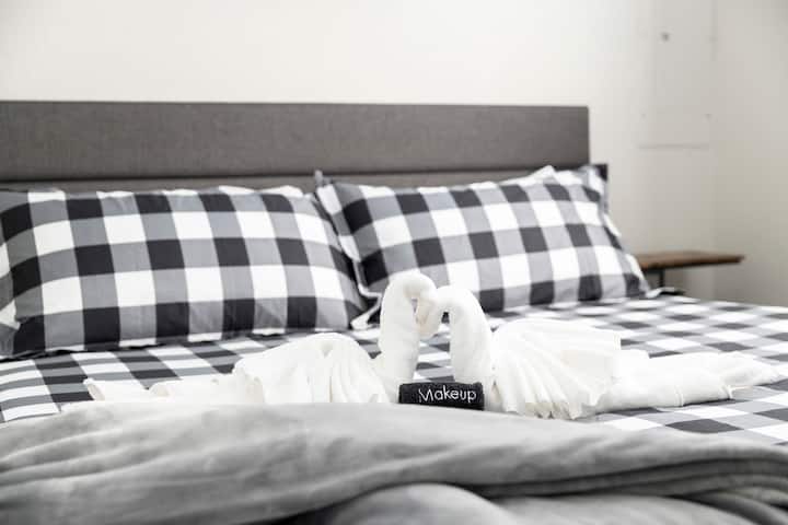 Lux Modern Getaway | At&t Stadium Views | King Bed - Arlington, TX