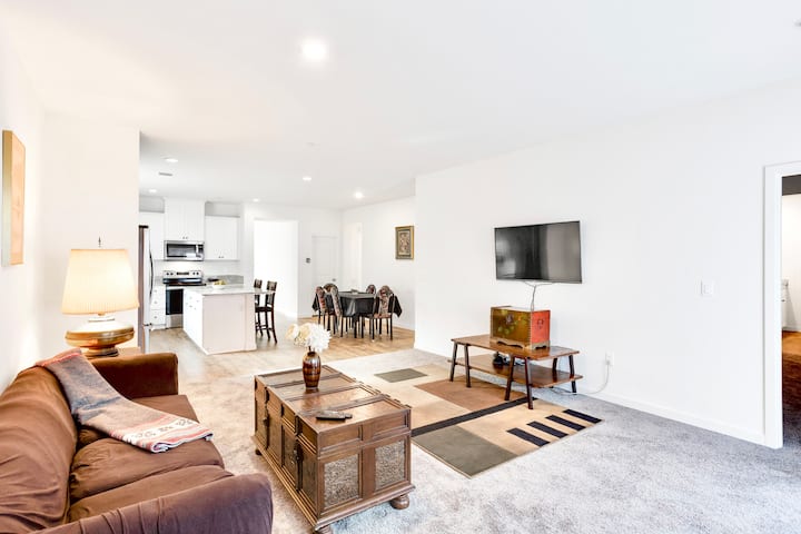 Private Bakersfield Getaway 15 Mins To Downtown! - Bakersfield, CA