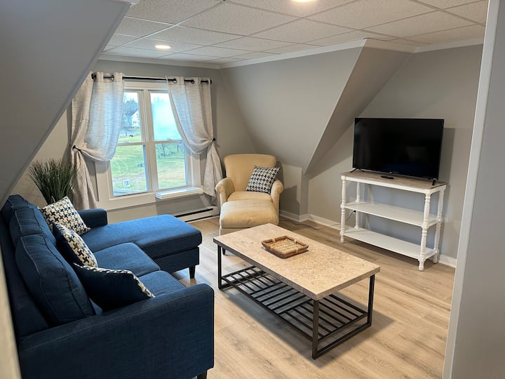 Fully Furnished & Renovated Apt - Hampstead, NH