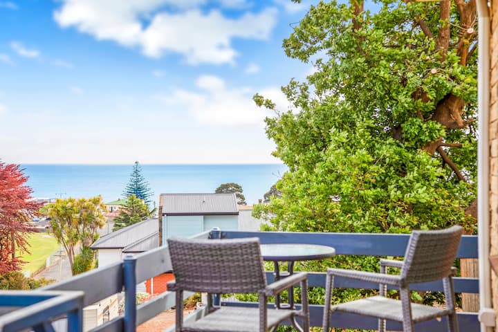 Penguin Sea-view Accommodation - Penguin